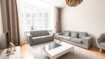 Apartamento Deluxe | Sala | Televisor de 36 cm com canais por cabo