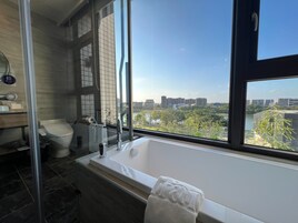 Quarto Duplo Deluxe | Casa de banho | Artigos de higiene ecológicos, um secador de cabelo, chinelos 