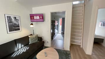 Cabana de Madeira Deluxe, 3 quartos, vista para o jardim | Sala de estar | Smart TV de 32 polegadas com canais digitais, televisor