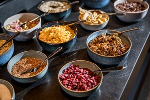 Café da manhã com buffet todos os dias mediante uma taxa