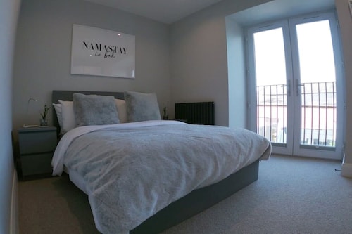 Central Abergavenny 1-bed Renovated Apartment - Abergavenny