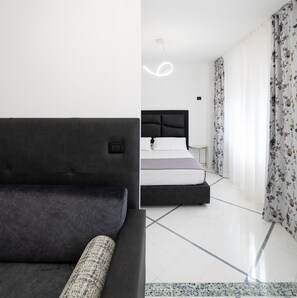 Quarto Triplo Royal, 1 cama king-size e sofá-cama, não fumadores, casa de banho anexa | Lençóis de algodão egípcio, roupa de alta qualidade, edredões de penas