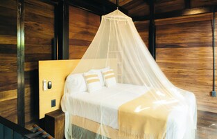 Villa, vista para o jardim | Roupa de alta qualidade, cofre no quarto, com mobília individualizada 