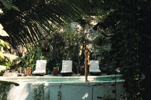 Piscina exterior, espreguiçadeiras 