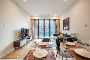 Apartamento Superior | Sala de estar | Smart TV de 50 polegadas com canais por cabo, televisor