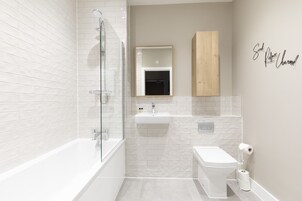 Apartamento | Banheiro | Produtos de toalete grátis, secador de cabelo, toalhas de banho