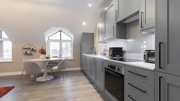 Apartamento | Cozinha privada | Um frigorífico/congelador grande, um micro-ondas, um forno