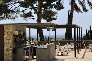 2 bares/lounges, bar ao lado da piscina