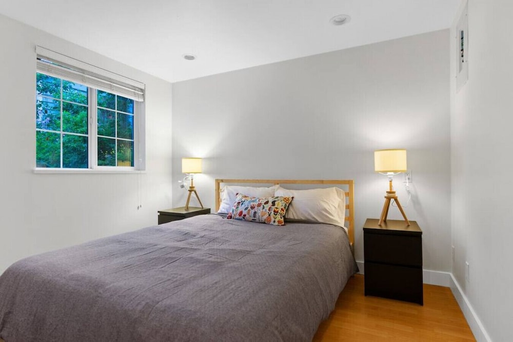 Cozy And Calm: Modern Studio With Private Entrance - Burnaby