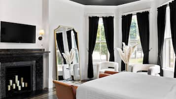 Suíte, várias camas | 1 quarto, roupas de cama premium, edredons de pluma, Wi-Fi de cortesia