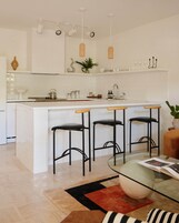 Um frigorífico/congelador grande, um micro-ondas, um forno 