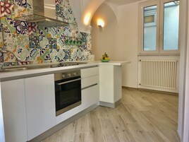 Apartamento, 1 quarto, sacada, vista para o rio | Parte interna