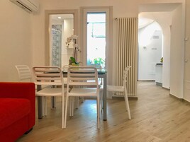 Apartamento, 1 quarto, sacada, vista para o rio | Parte interna