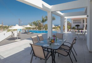 Vila, 5 quartos, piscina particular, vista para o jardim | Opções para refeição ao ar livre