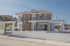 Vila, 5 quartos, piscina particular, vista para o jardim | Fachada