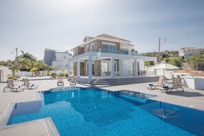 Vila, 5 quartos, piscina particular, vista para o jardim | Piscina | Piscina externa