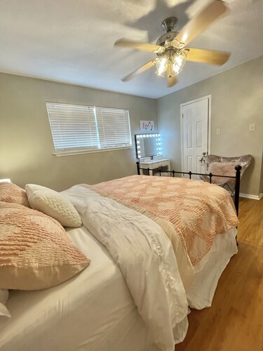 Cozy Modern Farmhouse W/heated Pool And Spa! - Houston, TX
