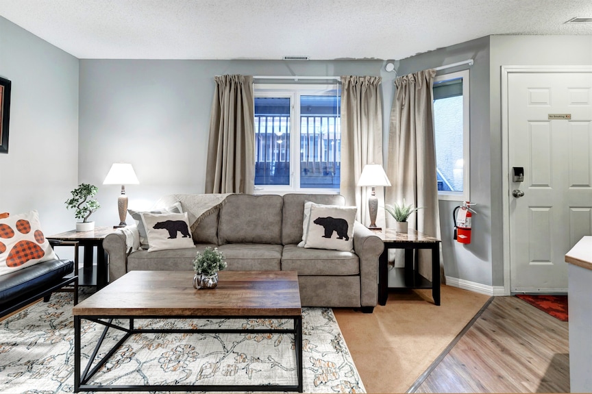 Pet Friendly - Mountain Views - 2 Bedroom - Central - Workspace - Alberta