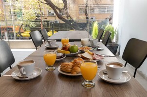 Café da manhã com buffet grátis todos os dias