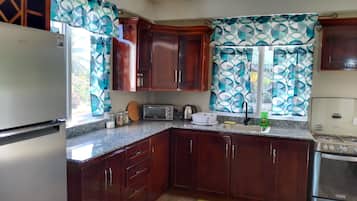 Apartamento econômico | Cozinha privada | Geladeira, fogão, cooktop, torradeira