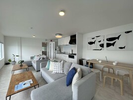 Villa Familiar | Cozinha privada | Um frigorífico, um micro-ondas, uma placa de cozinha 