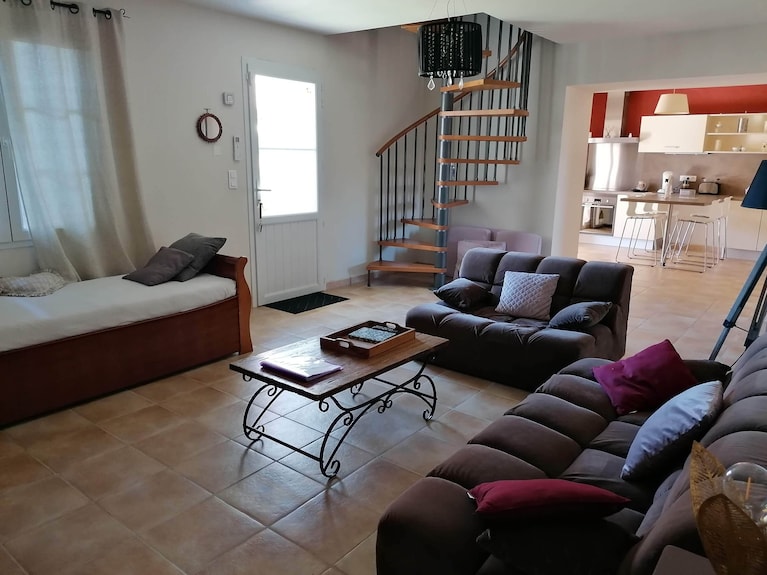 Loin Du Tumulte, Posez Vos Valises Dans Ce Mas Réservé Au Tourisme De Charme ! - Orange