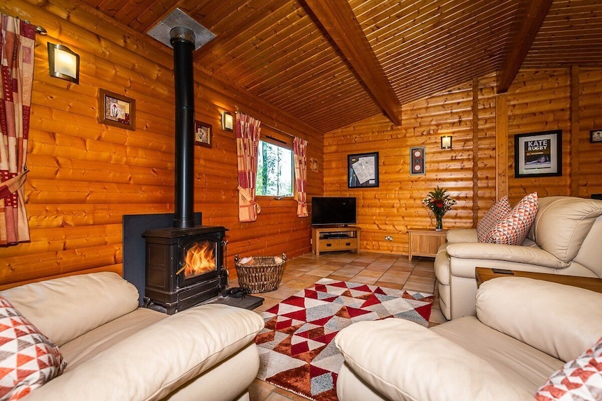 Luxury Log Cabin With Veranda Nestled In Kenwick Park, Louth - Louth