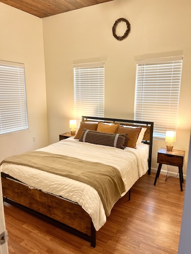 ꕥ Lovely Green Getaway Home - 6min To Attractions - Waco, TX