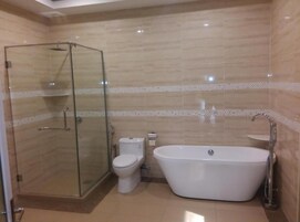 Quarto Familiar | Casa de banho | Um polibã, um chuveiro fixo, toalhas fornecidas, papel higiénico 