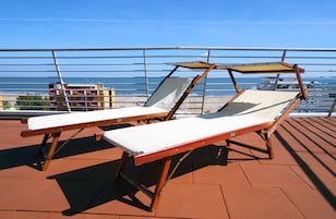 Terraço com espreguiçadeiras