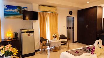 Quarto Duplo Deluxe | Roupa de alta qualidade, minibar com produtos grátis, secretária