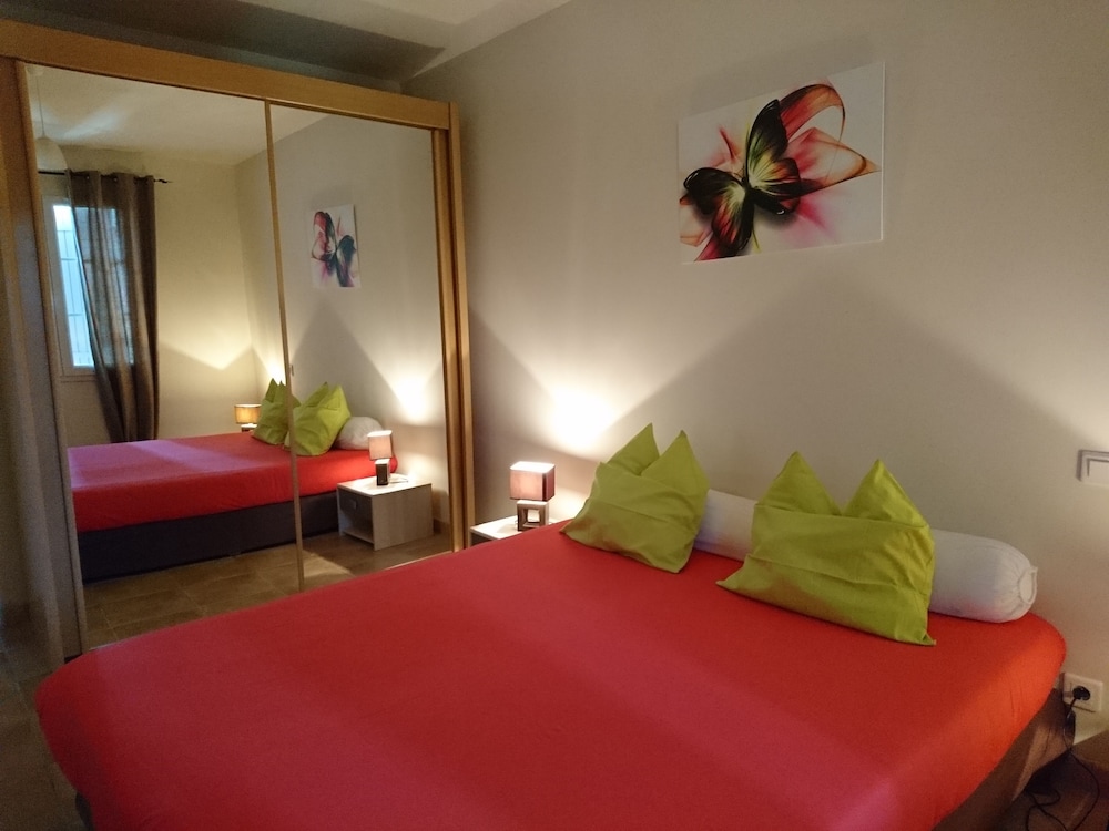 Away From The Hustle And Bustle, This 120 M² Apartment Is Calm, Serene And Friendly! - Orange