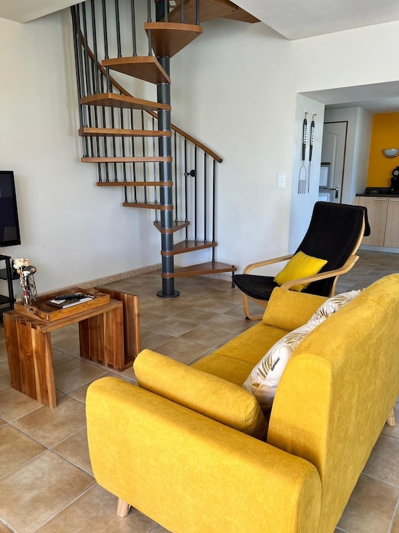 Loin Du Tumulte, Posez Vos Valises Dans Ce Mas Réservé Au Tourisme De Charme ! - Orange