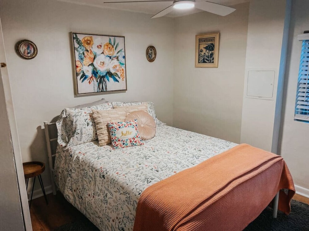 Tiny Cottage W/ Private Courtyard Steps From Historic Downtown Sanford - Sanford, FL