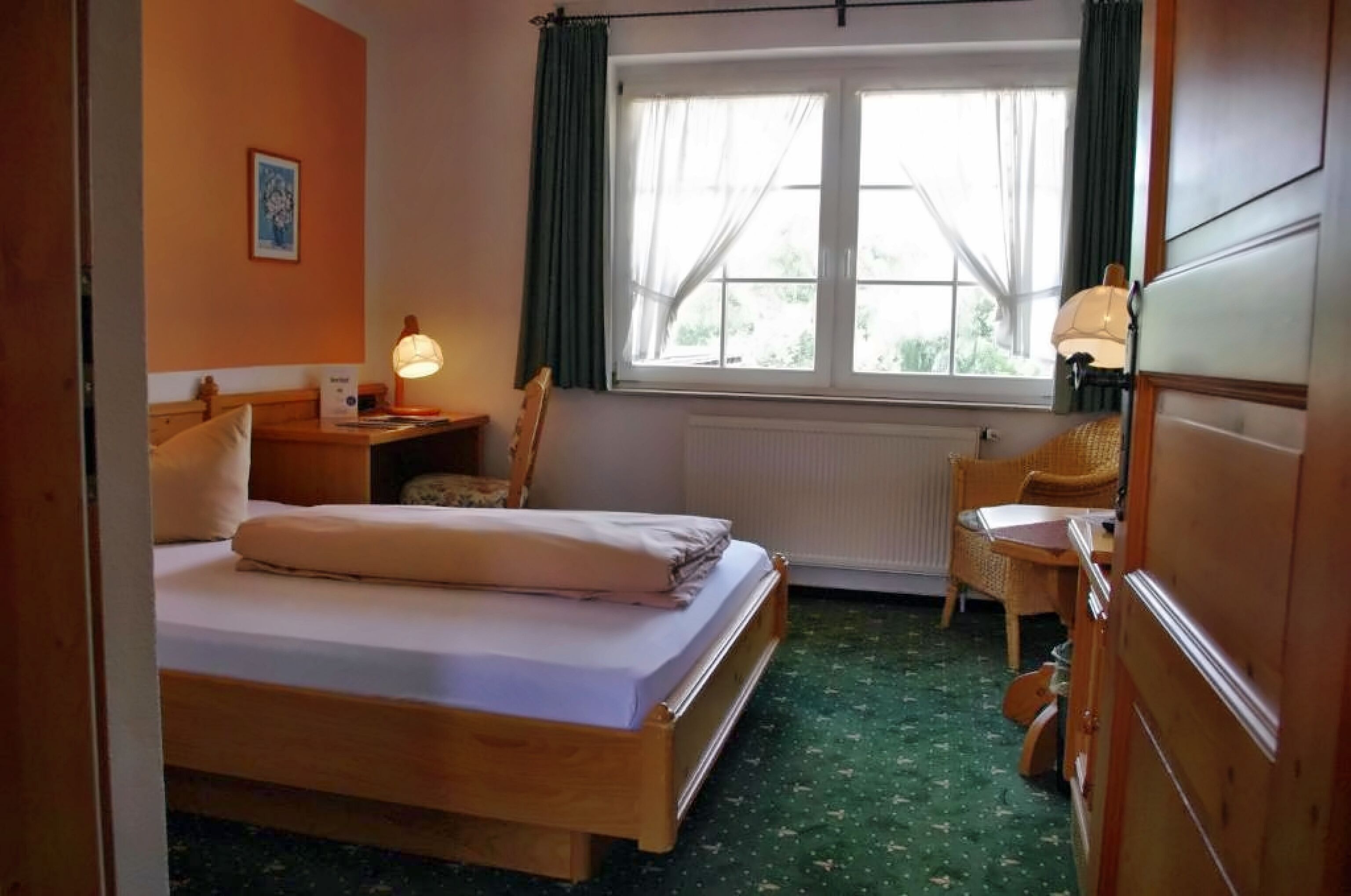 Cofres nos quartos, escrivaninha, Wi-Fi de cortesia, roupa de cama