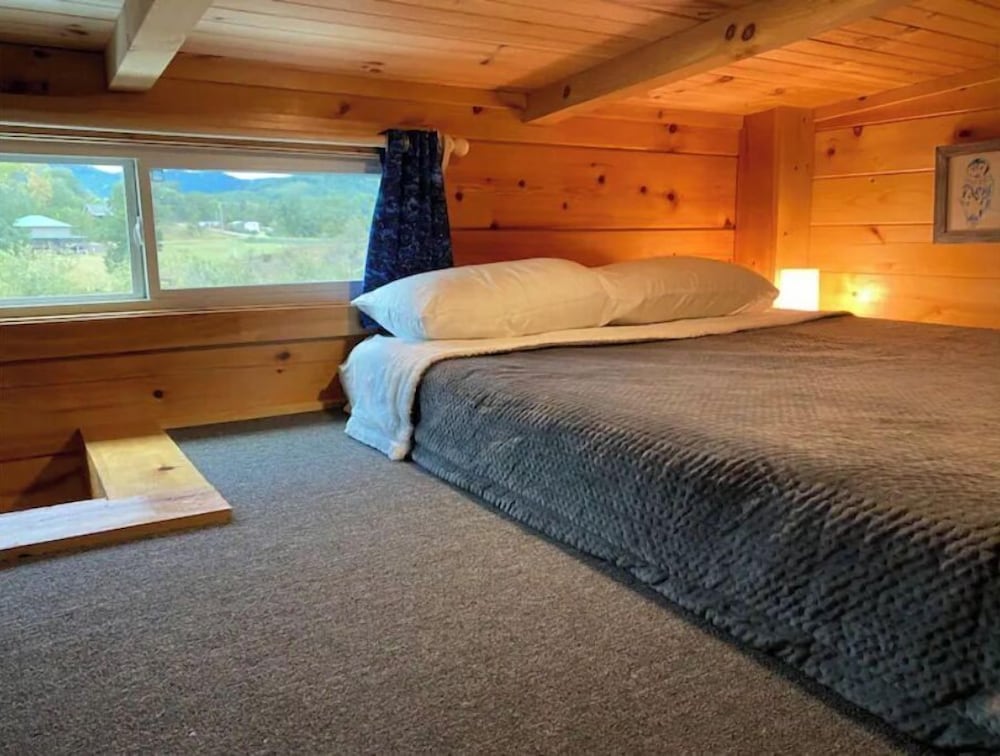 Cheerful Cabin With Mountain View & Hot Tub - Chimney Rock, NC