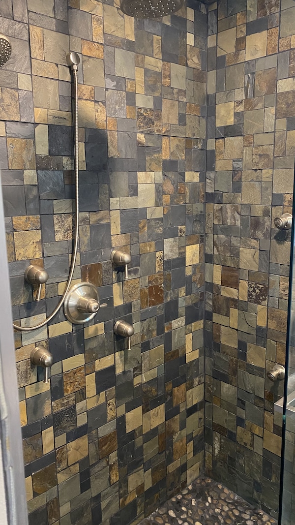 Beautiful, Private, Unique. Large Custom Stone-shower. - Port Angeles, Washington