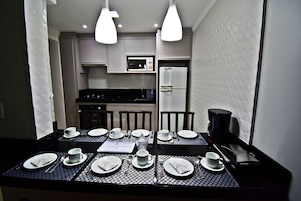 Apartamento 102, 2 quartos | Cozinha privada | Um frigorífico, um micro-ondas, uma torradeira, liquidificador