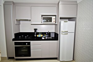 Apartamento 102, 2 quartos | Cozinha privada | Um frigorífico, um micro-ondas, uma torradeira, liquidificador 