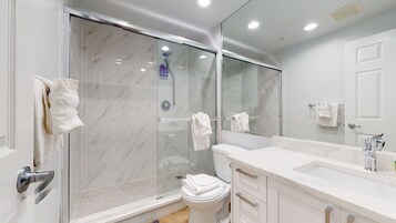 Produtos de higiene exclusivos, um secador de cabelo 