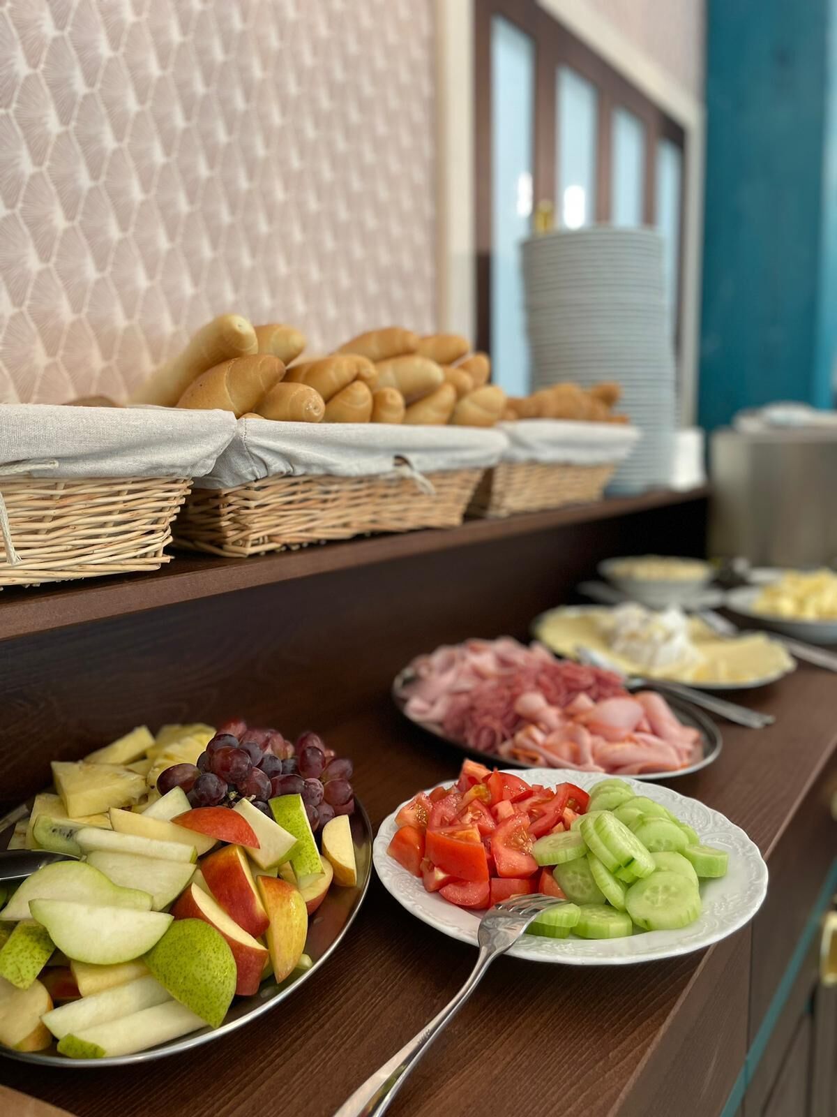 Buffet com diversos alimentos, incluindo frutas, legumes e carnes.