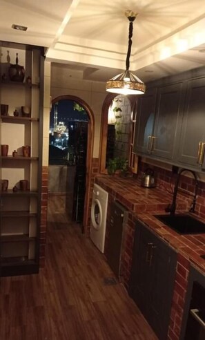 Apartamento Design | Cozinha privada | Um frigorífico, um micro-ondas (a pedido), um forno 