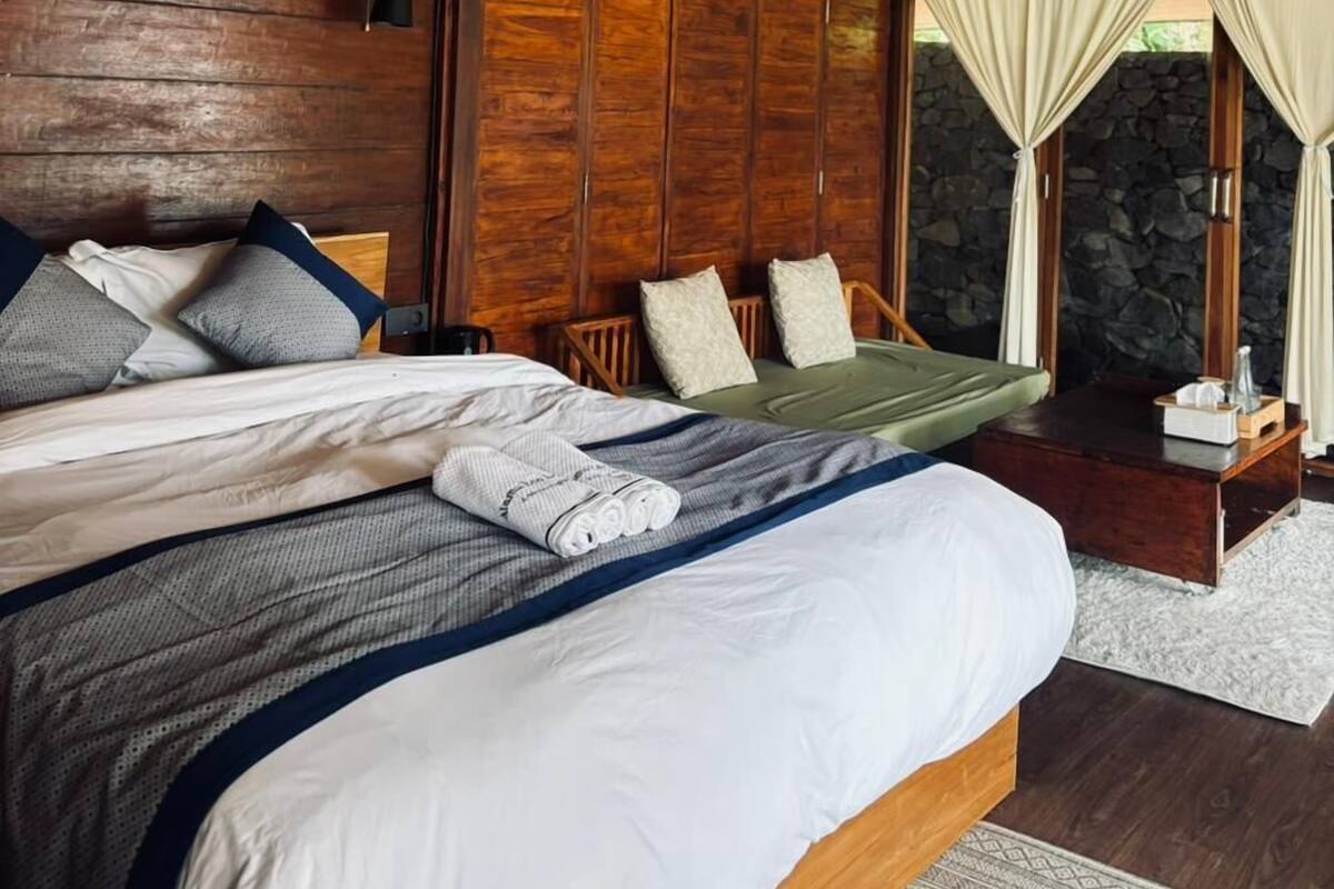 Barraca premier | Escrivaninha, roupa de cama