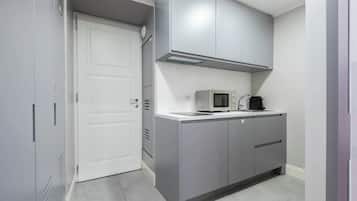 Condo luxo | Cozinha privada | Geladeira, micro-ondas, cooktop, lava-louças