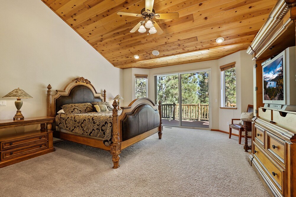 The Lodge On Oaxaco - Epic Man Cave / Billiard Room - South Lake Tahoe, CA