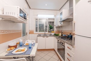 Apartamento | Cozinha privada | Uma máquina de café expresso, uma cafeteira/bule, um frigorífico 