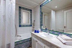 Apartamento | Casa de banho | Uma banheira, um secador de cabelo, toalhas fornecidas 