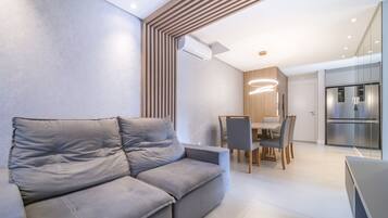 Apartamento | Sala de estar | Smart TV de 42 polegadas com canais via satélite, televisor