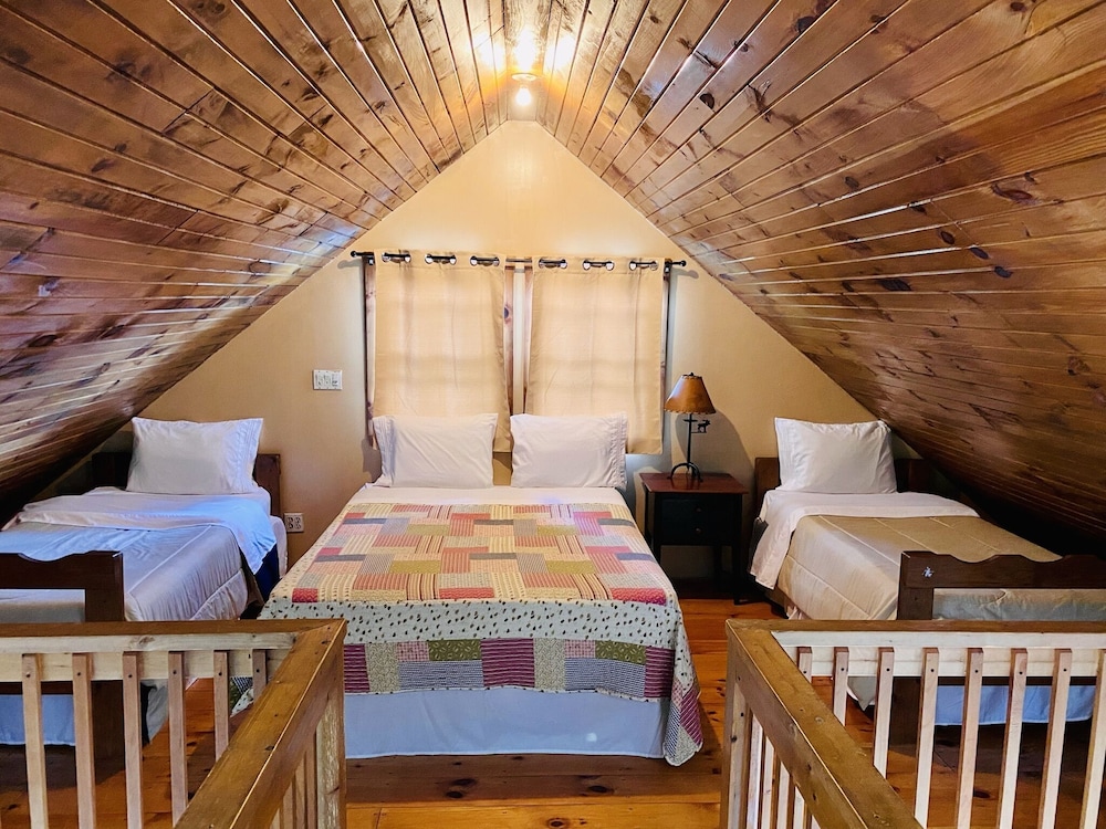 Rustic Riverfront Cabin- 15 Minutes From The Cog Railway And Crawford Notch. - Franconia, NH