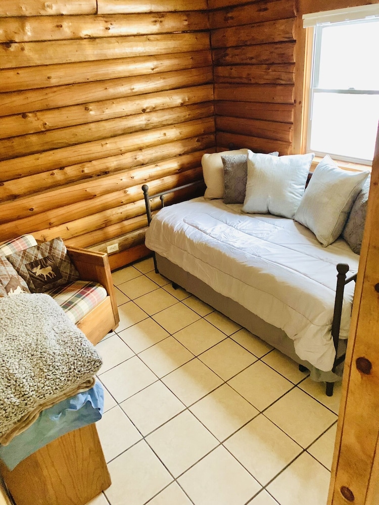 Rustic riverfront cabin- 15 minutes from the Cog Railway and Crawford ...